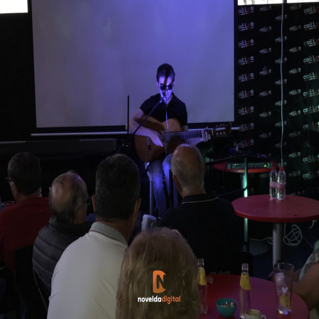 Alejandro Rizo llena con su concierto en un local de moda de Monóvar ...