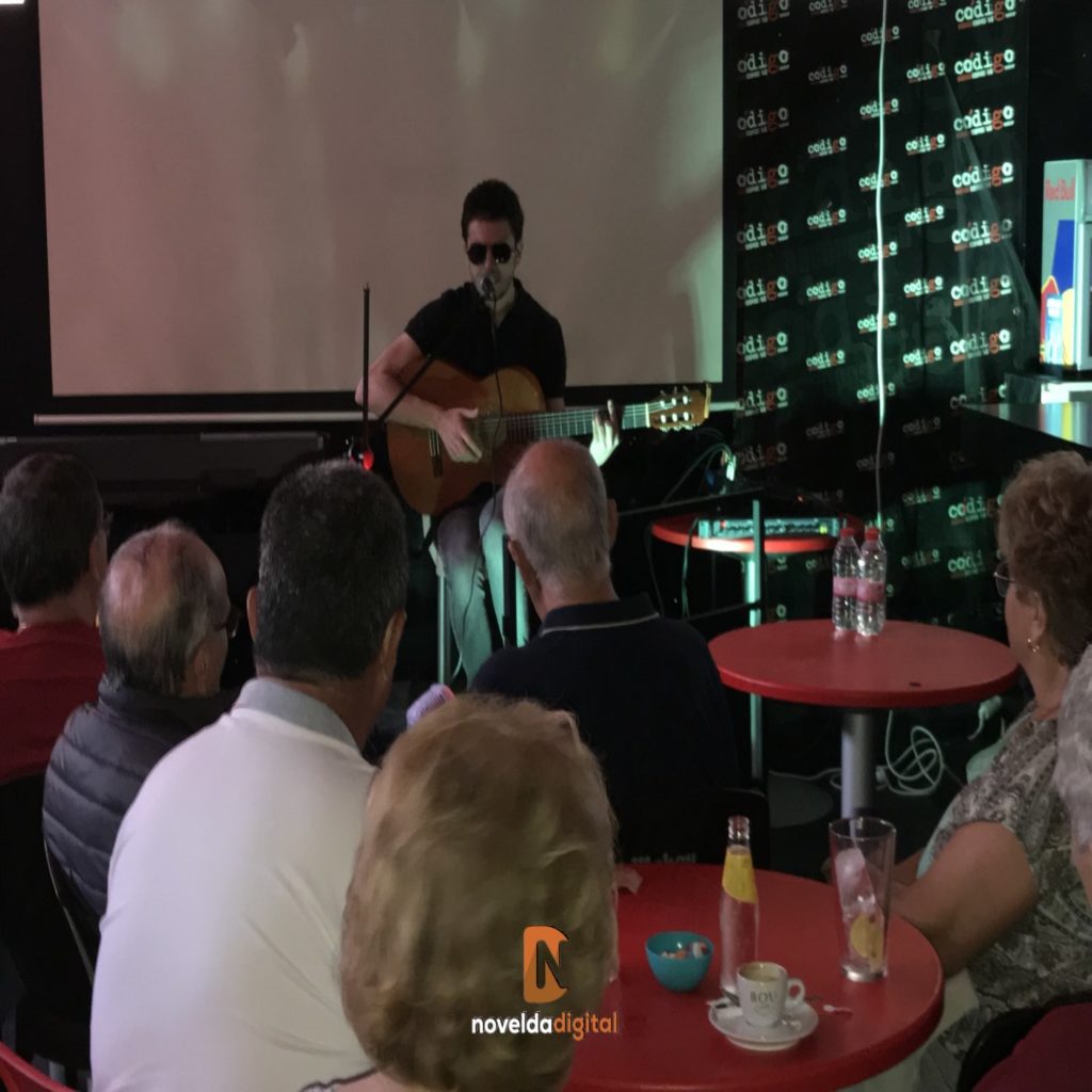 Alejandro Rizo llena con su concierto en un local de moda de Monóvar ...